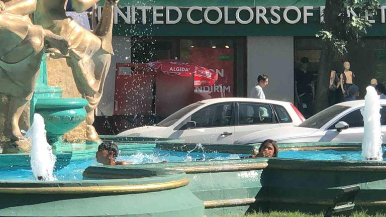 Süs havuzunda eğlenen çocuk kameraya kaydedildiğini anlayınca komik ...