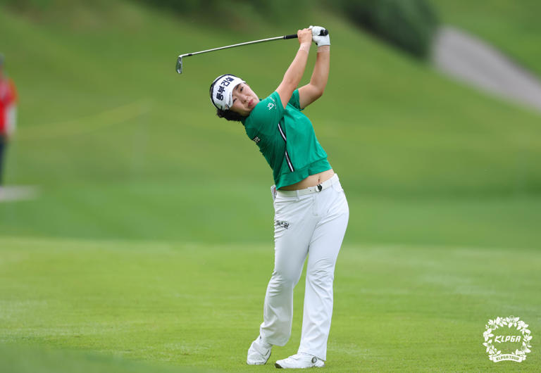 2부 최강 김민솔, 코스 레코드 세우며 10언더파로 KLPGA 투어 BC카드·한경 레이디스컵 첫날 단독 선두