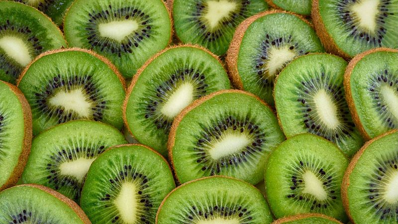 Green kiwis earn EU’s first-ever fruit health claim for keeping you regular
