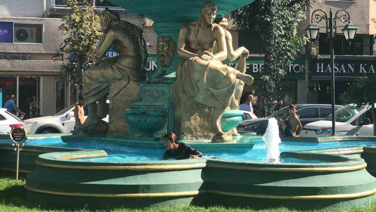 Süs havuzunda eğlenen çocuk kameraya kaydedildiğini anlayınca komik ...