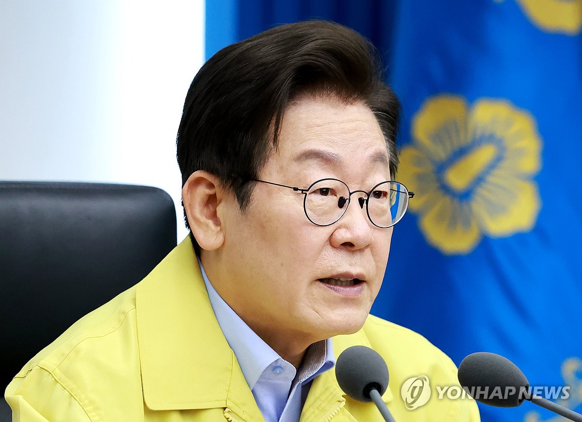 Lee's approval rating falls for 2nd week to 56 pct: poll