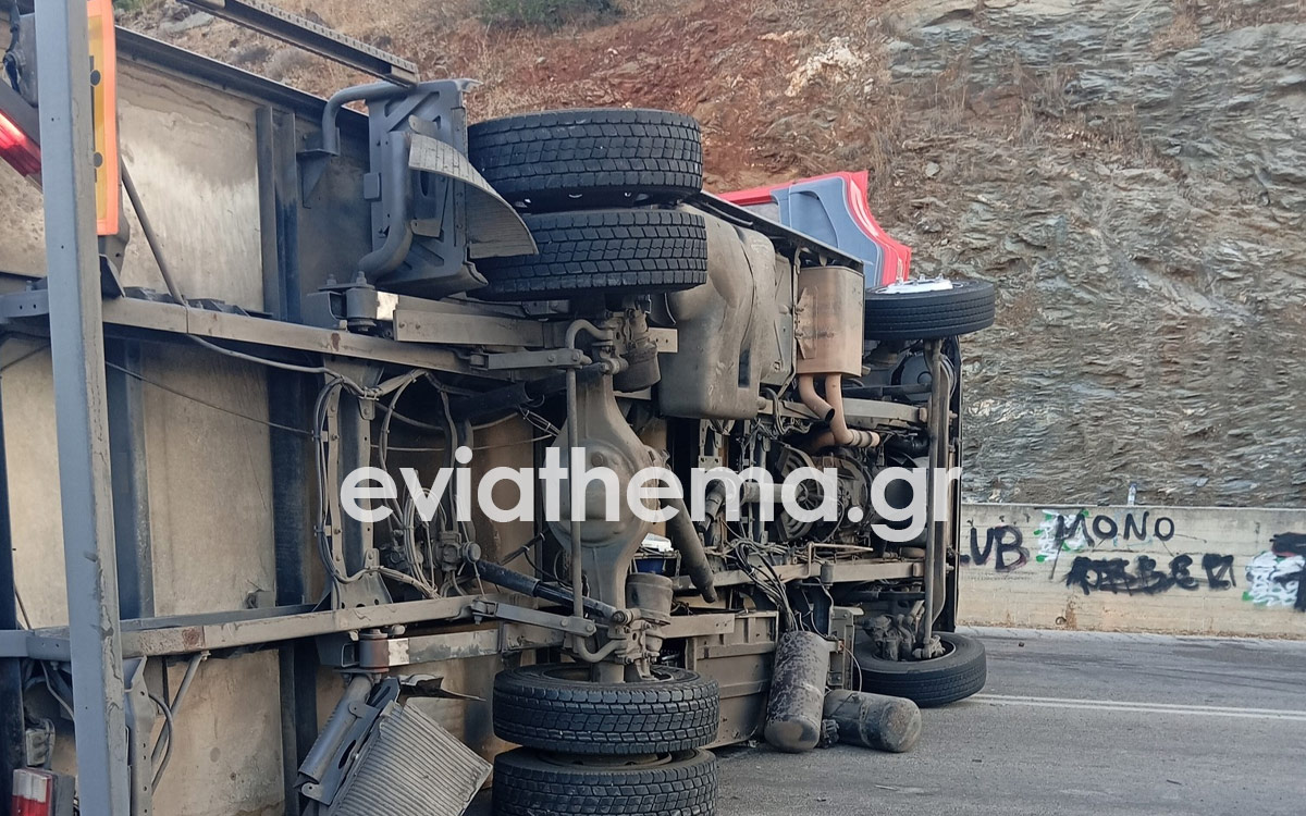 Εύβοια: Σφοδρή σύγκρουση ΙΧ με φορτηγό στα Στύρα - Ανατράπηκε η νταλίκα ...