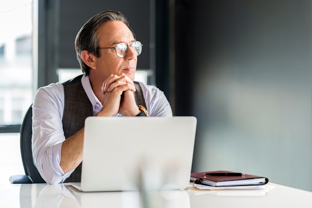 17 Signs You’re Being Benched at the Office
