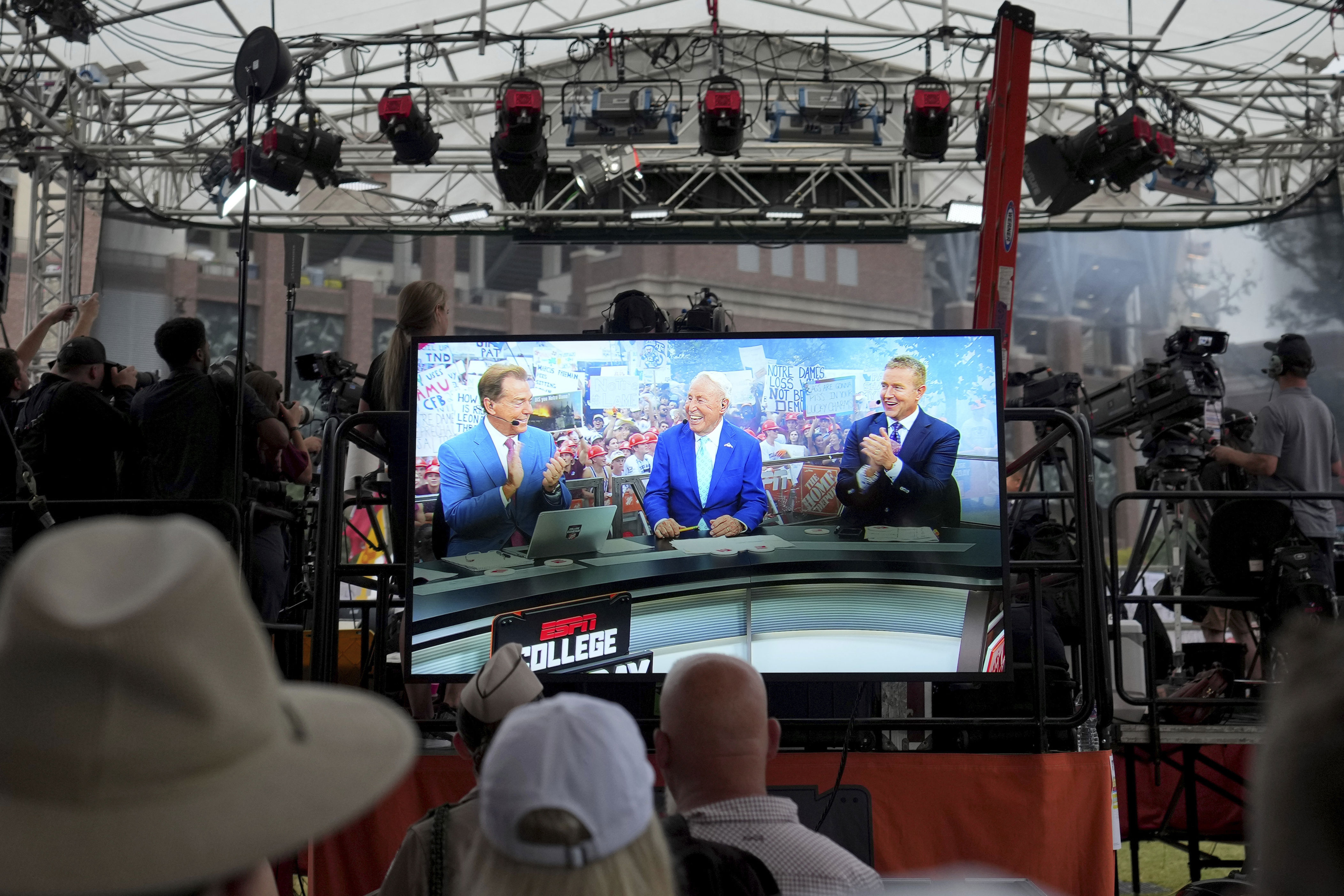 The ultimate college football streaming guide for the 2025 season