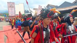 Perahu Pacu Jalur “Aura Farming” Ramaikan Karnaval Kemerdekaan SMAN 1 ...