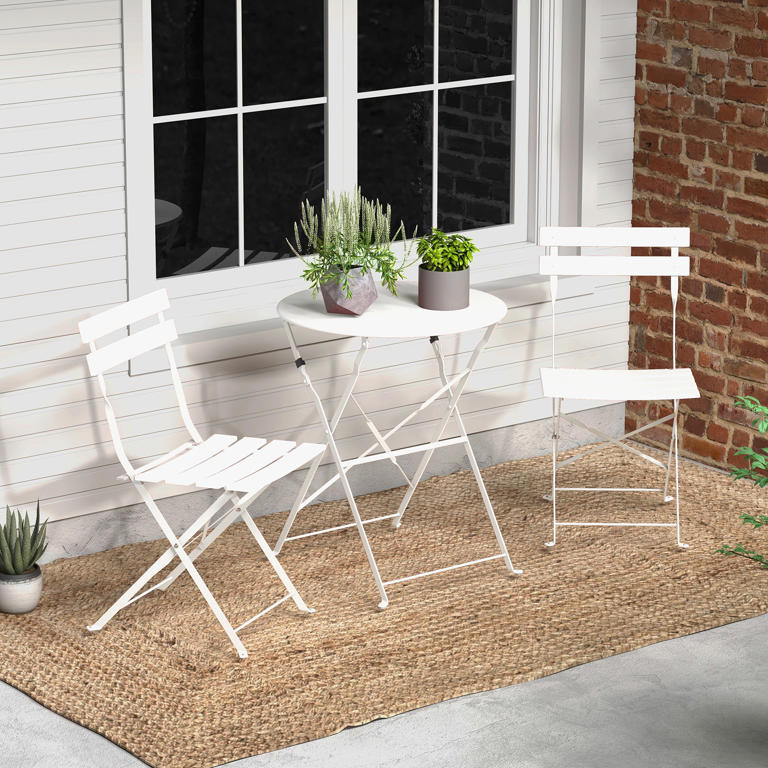 The white bistro seating on Ina Garten's Hamptons patio is the ultimate ...