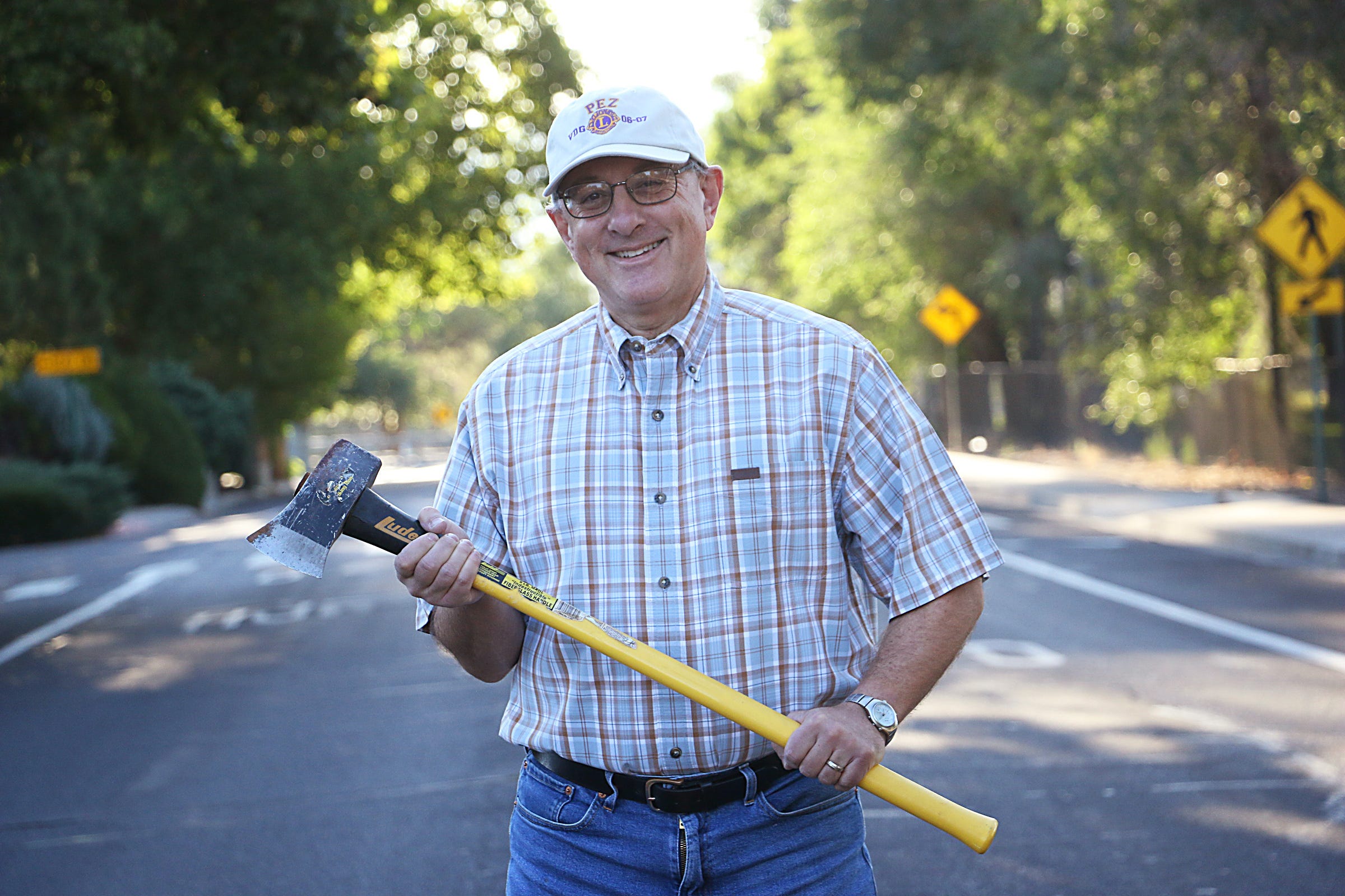 Reno man uses axe to free driver trapped in car during medical emergency