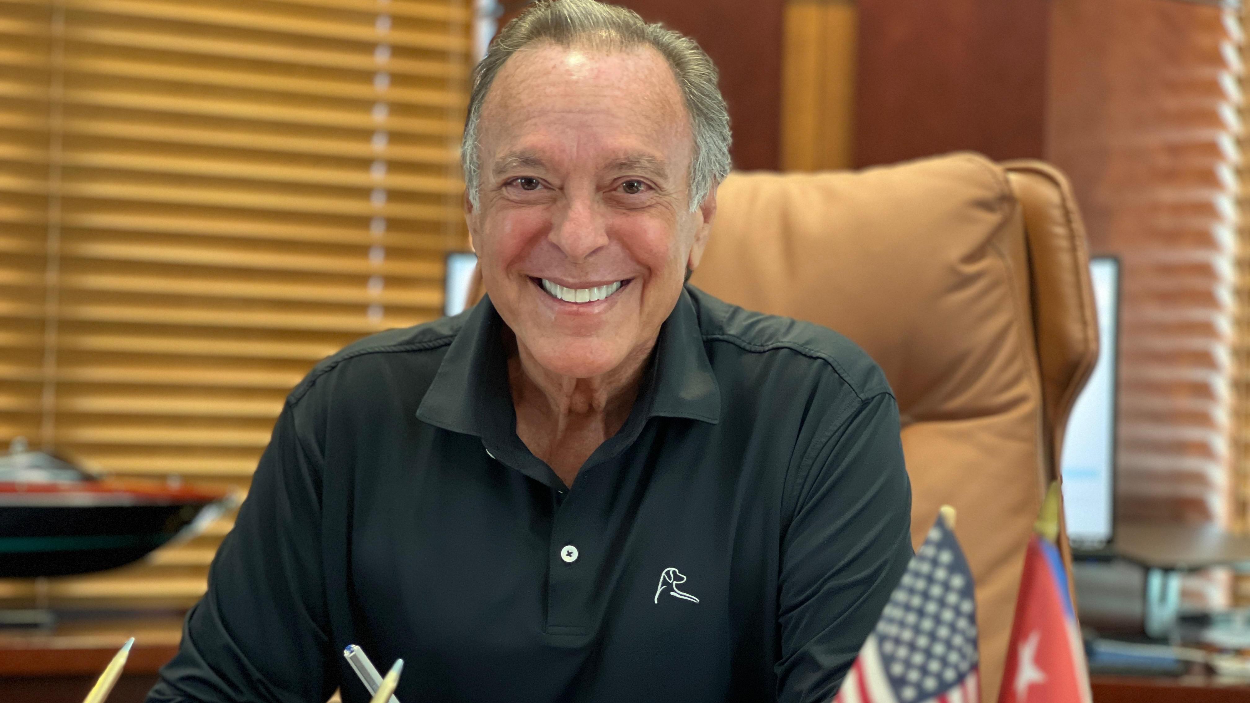 O magnata cubano que desafia Trump com mensagens em outdoors em Miami