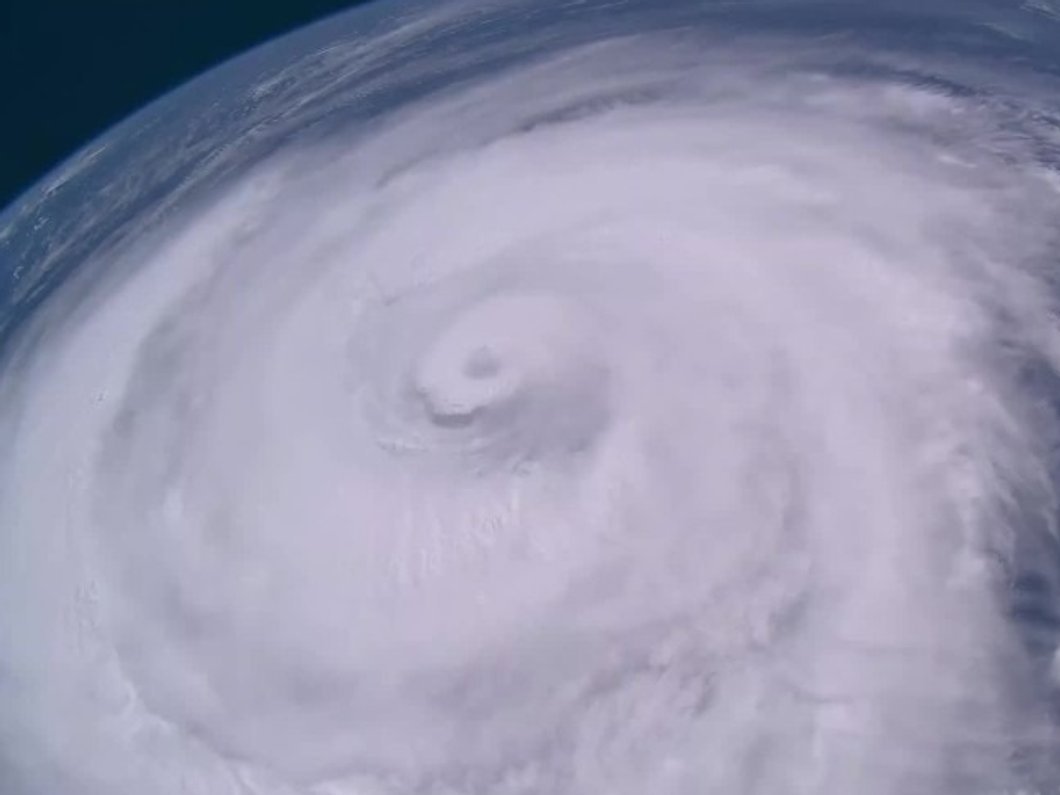 Hurricane Erin: heavy waves flood US coast