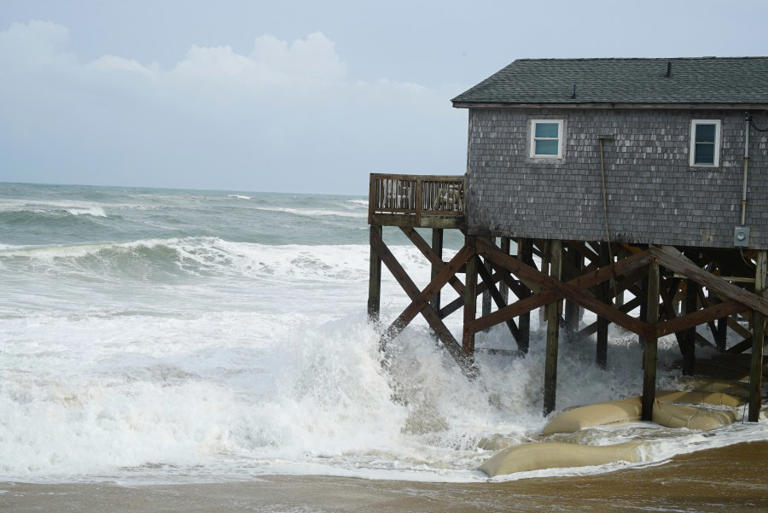 VIDEO: Homes near collapse on Outer Banks as crews continue prepping ...