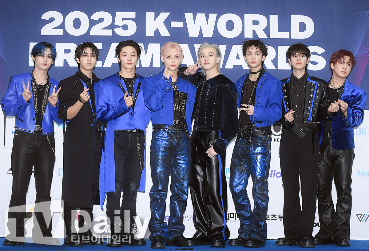 【多圖】「2025 K-WORLD DREAM AWARDS」頒獎禮藍毯：Stray Kids & NCT Wish & IVE & LE ...
