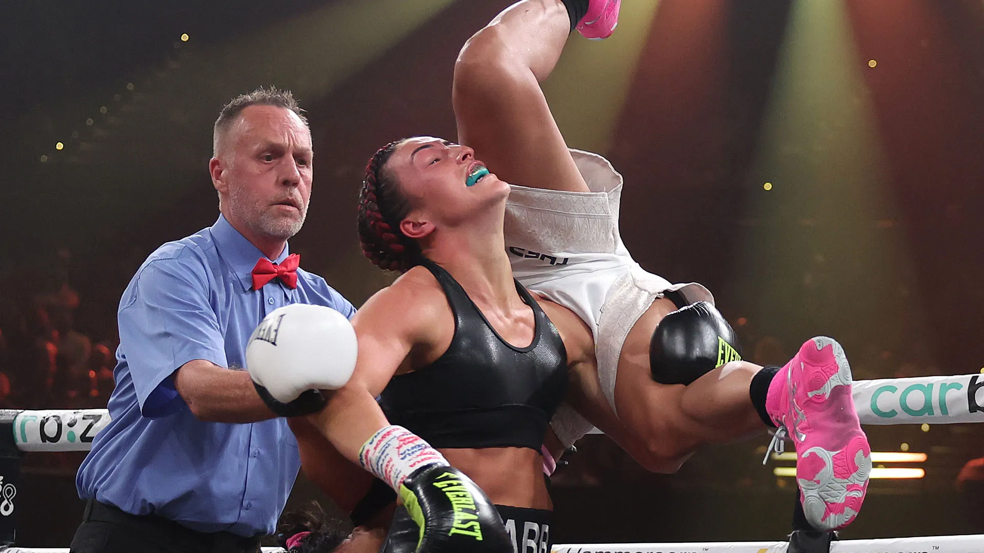 Die Boxerin wirft ihre Gegnerin über ihre Schulter! Die Fotos