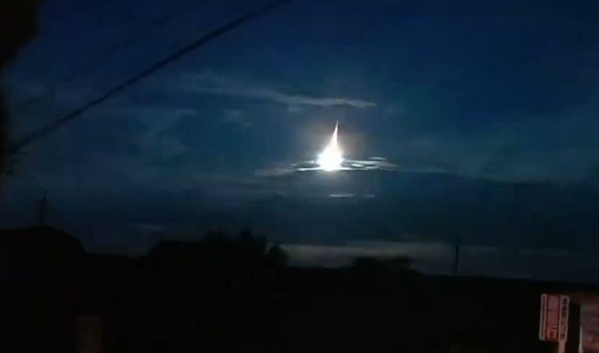 A spectacular fireball transforms Japanese night into day for several ...