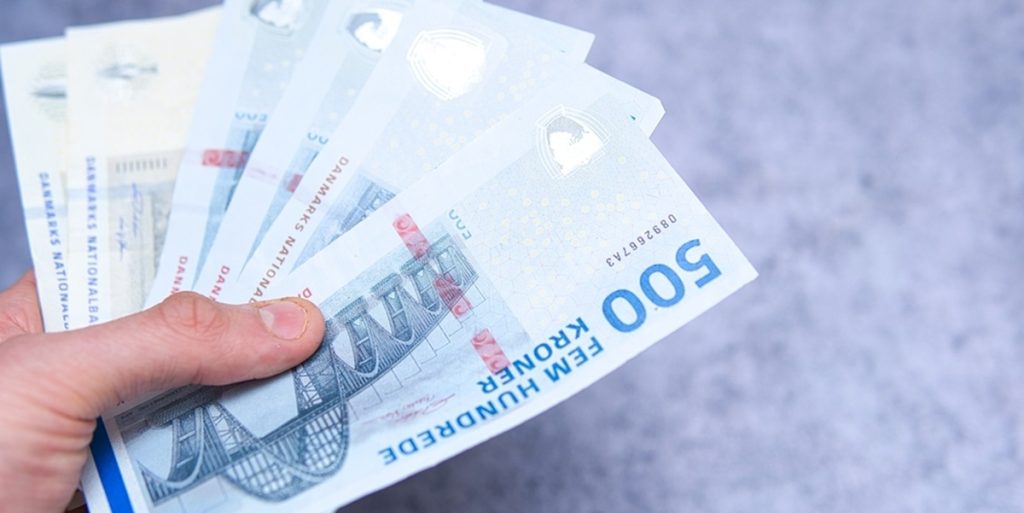 Glædeligt nyt til alle danskere: Så mange flere penge får en ...