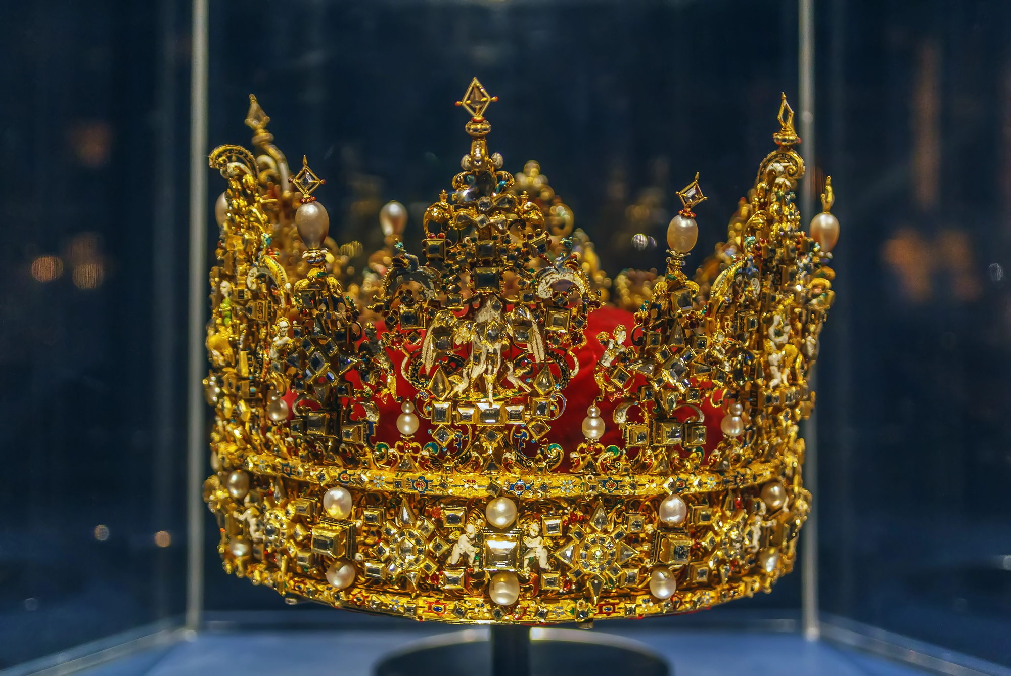 15 Historic Crowns And Their Priceless Gems
