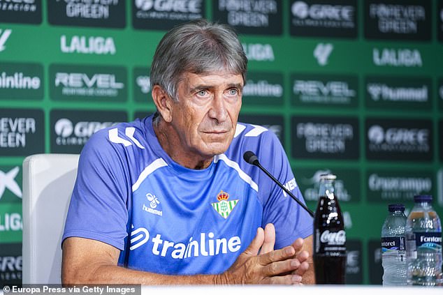 Real Betis manager gives update on Antony and sends message to Man United