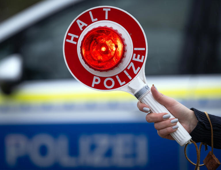 Zwei Kinder öffnen Leihauto und fahren damit los