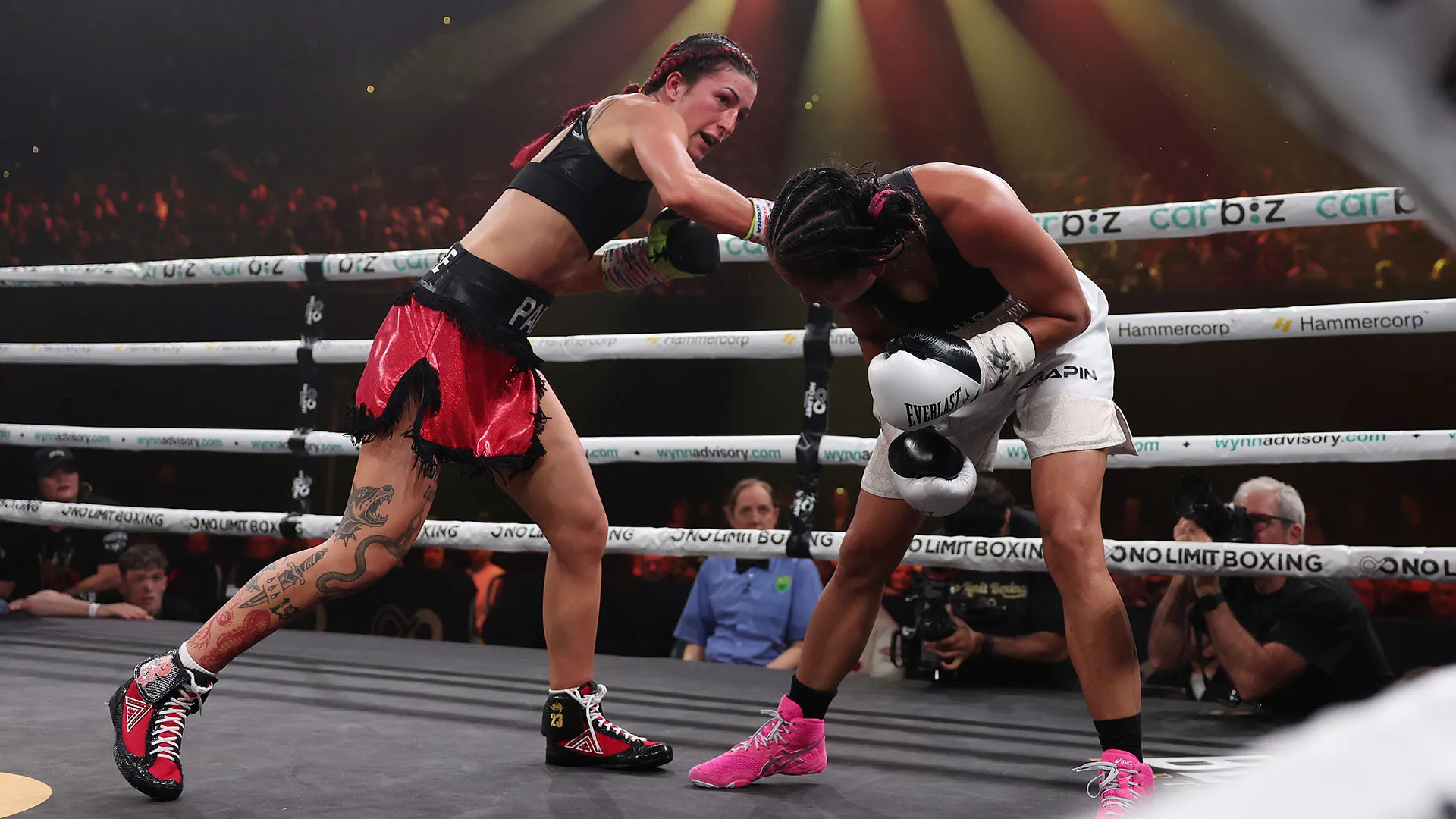 Die Boxerin wirft ihre Gegnerin über ihre Schulter! Die Fotos