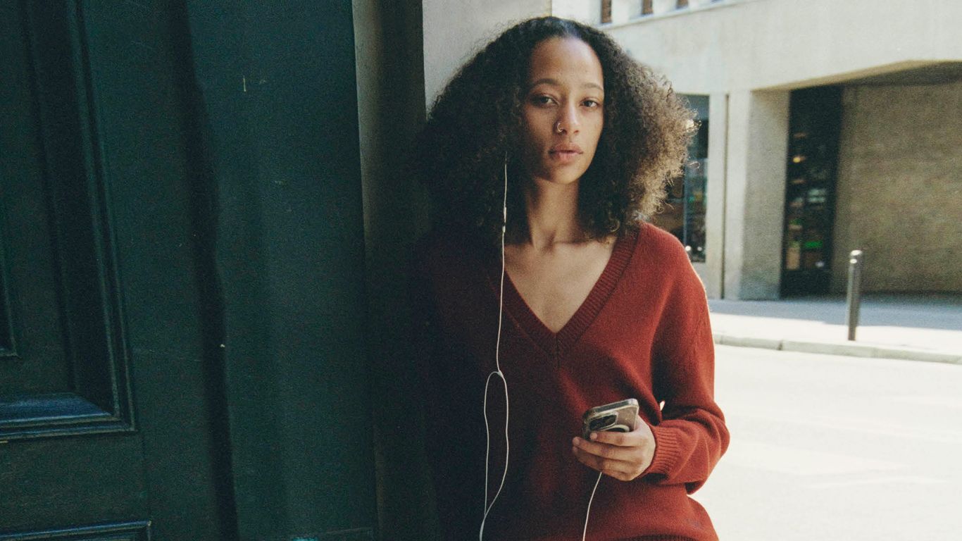 Et si les écouteurs filaires étaient l'accessoire star de la rentrée 2025