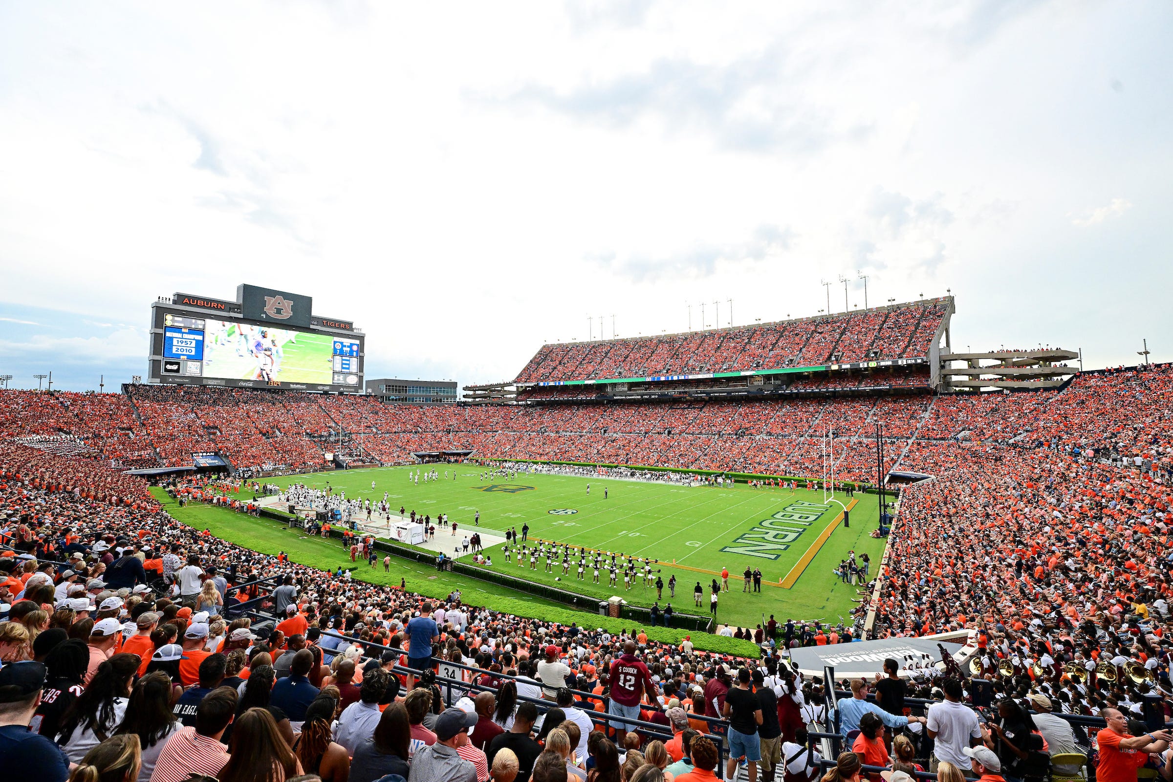 Auburn football, YellaWood team up to honor Pat Dye at Jordan-Hare Stadium