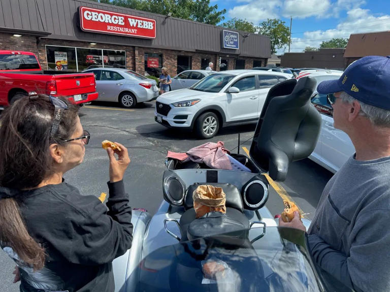 Photo gallery: George Webb gives out free burgers to celebrate Brewers ...