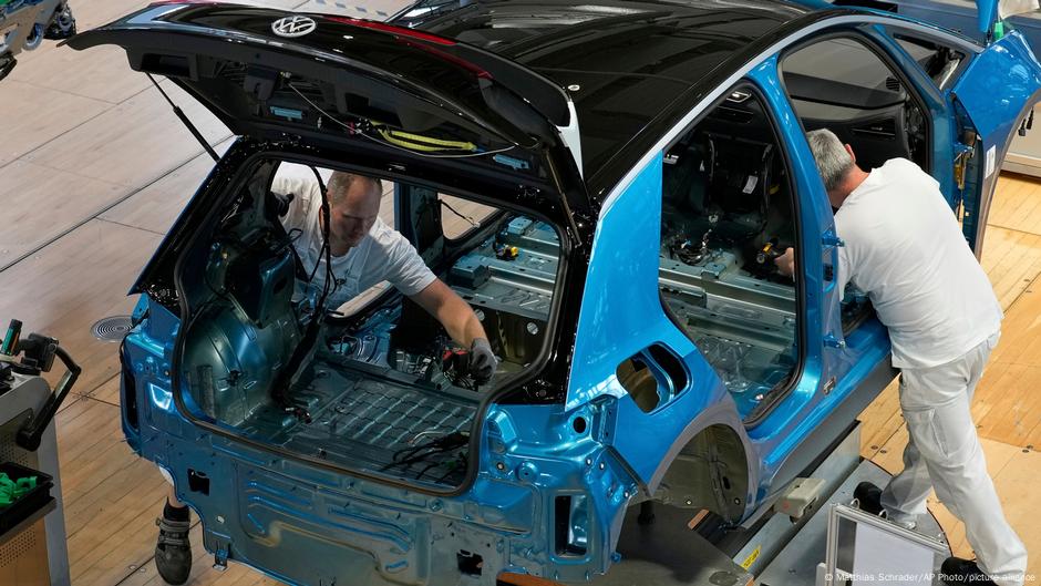 EU-US deal set to lower car tariffs, no exception for wine