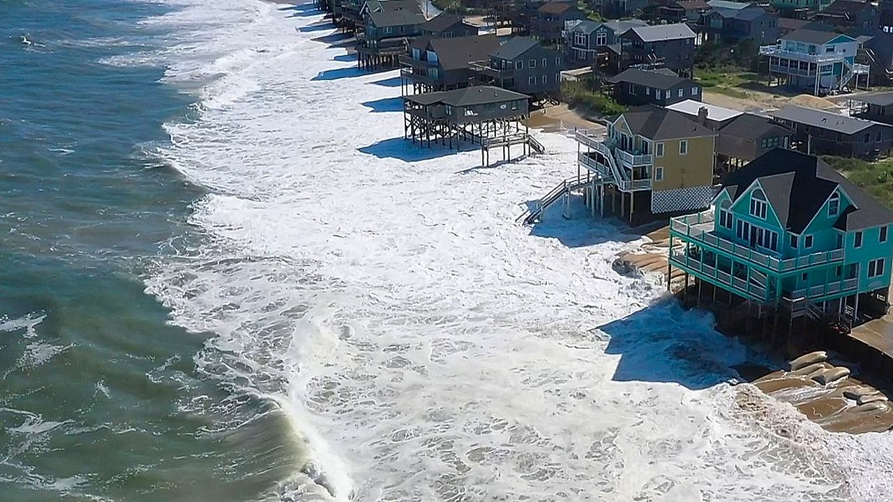 Un drone capture les vagues géantes de l'ouragan Erin en Caroline du Nord