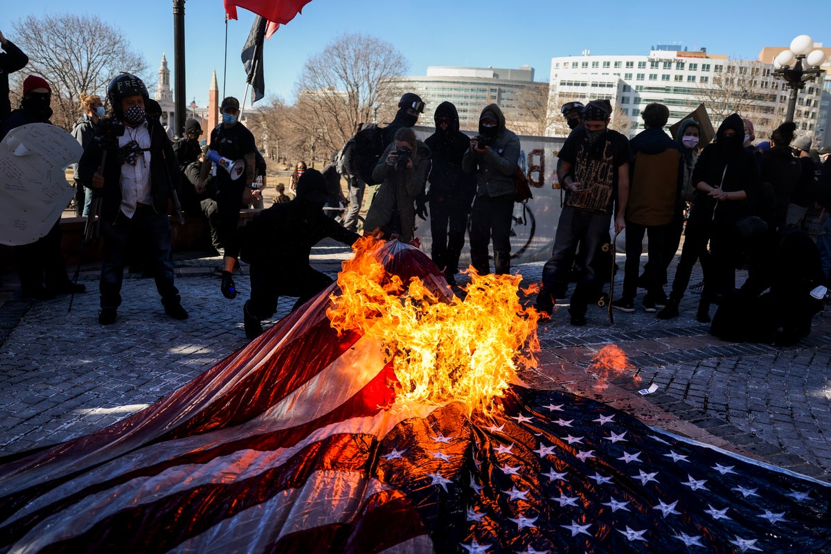 Trump to sign order directing DOJ to criminally charge flag burning ...