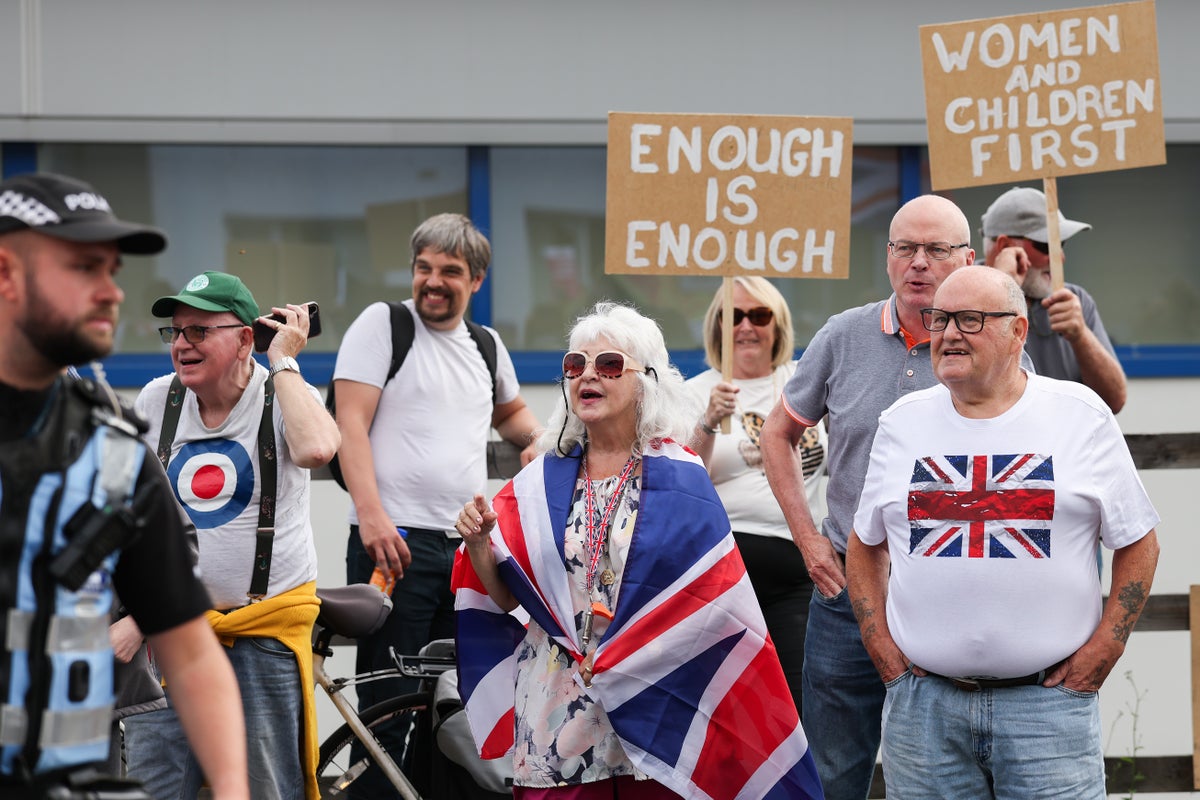 Asylum hotel protests latest: Dozens of protesters face off as weekend ...