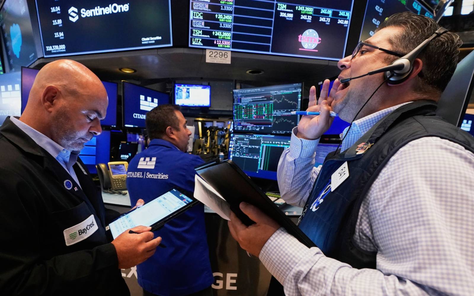 US jobs data boosts rate cut hopes but stocks slide