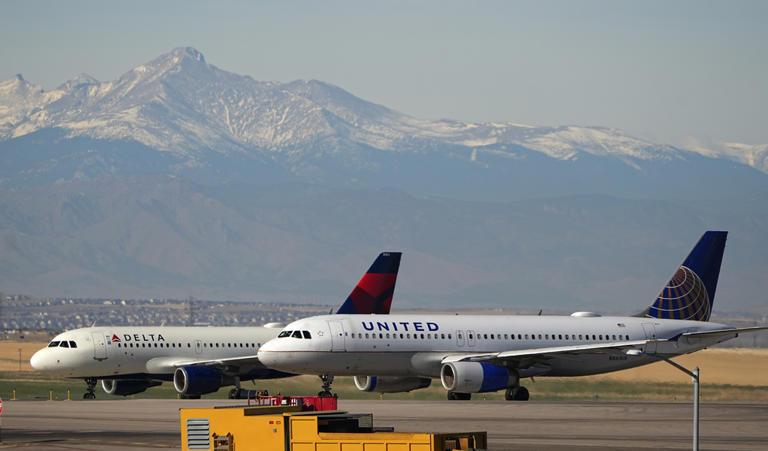 Passengers sue United and Delta for selling 'window' seats next to ...