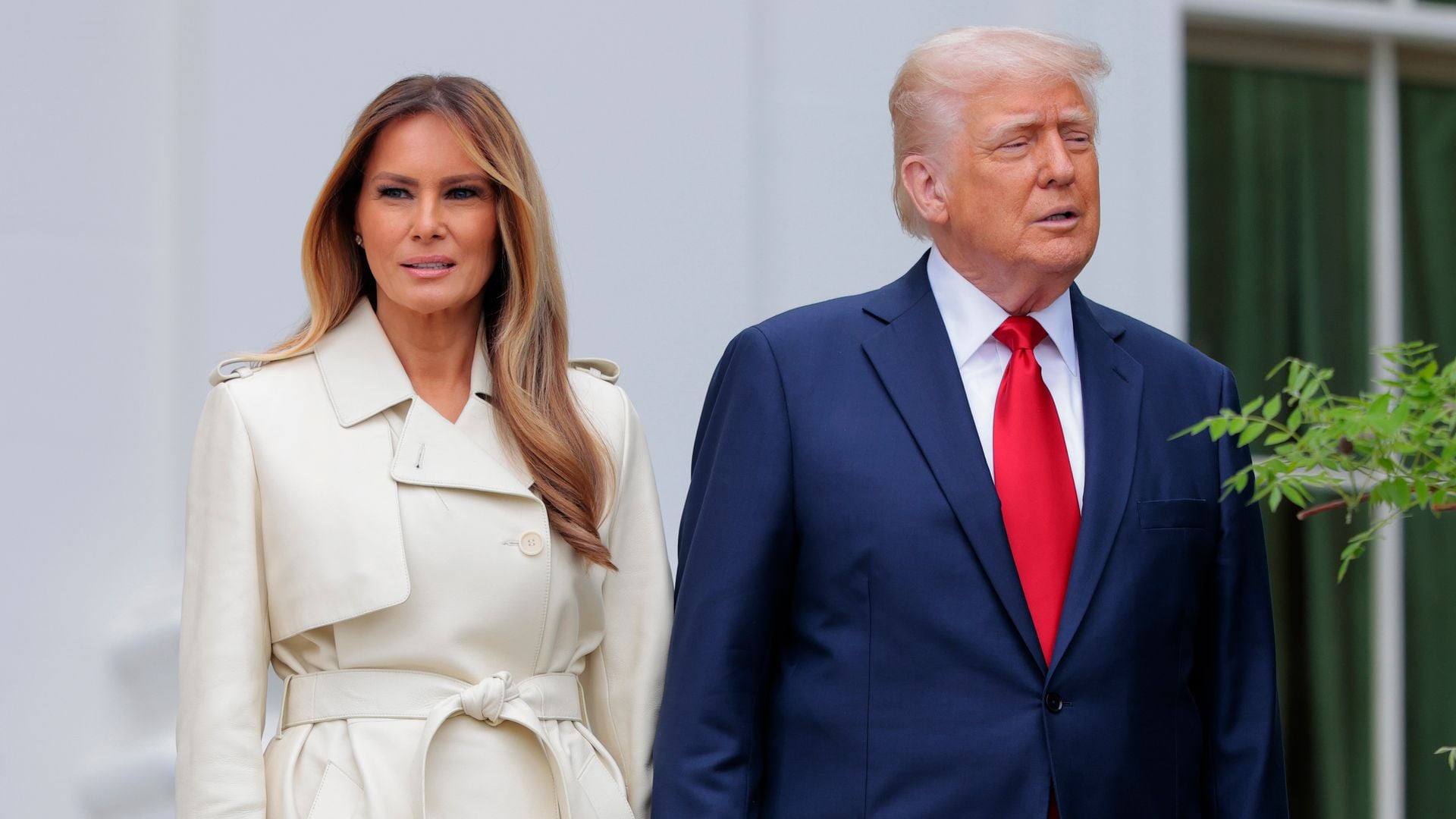 Melania and Donald Trump decorate the White House with Mar-a-Lago ...