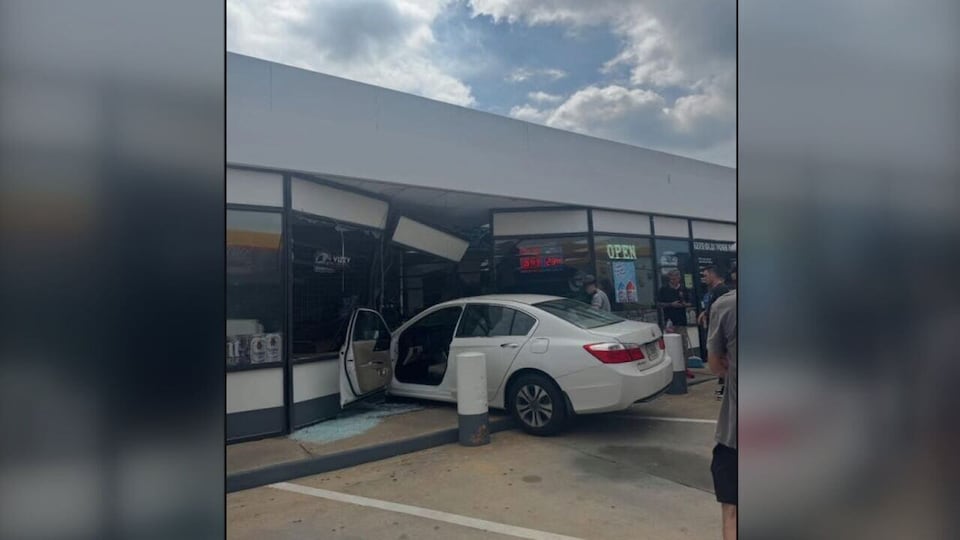 Driver accidentally crashes car into Shell gas station in York County