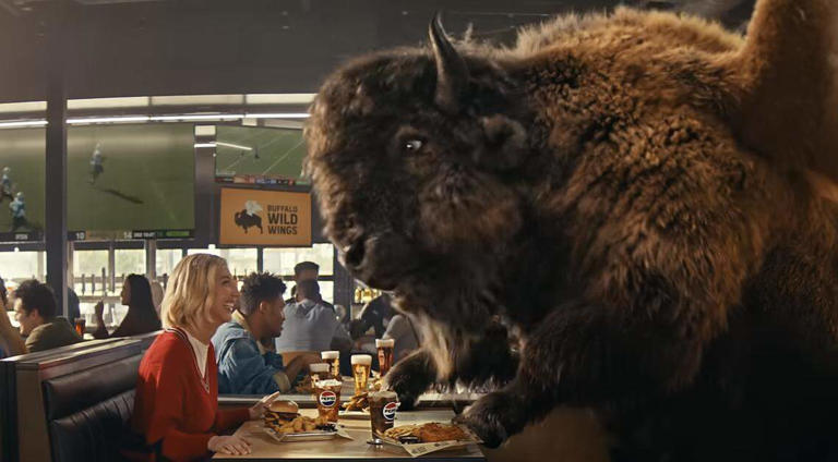 KC's Heidi Gardner reps Chiefs in new TV spot for Buffalo Wild Wings ...