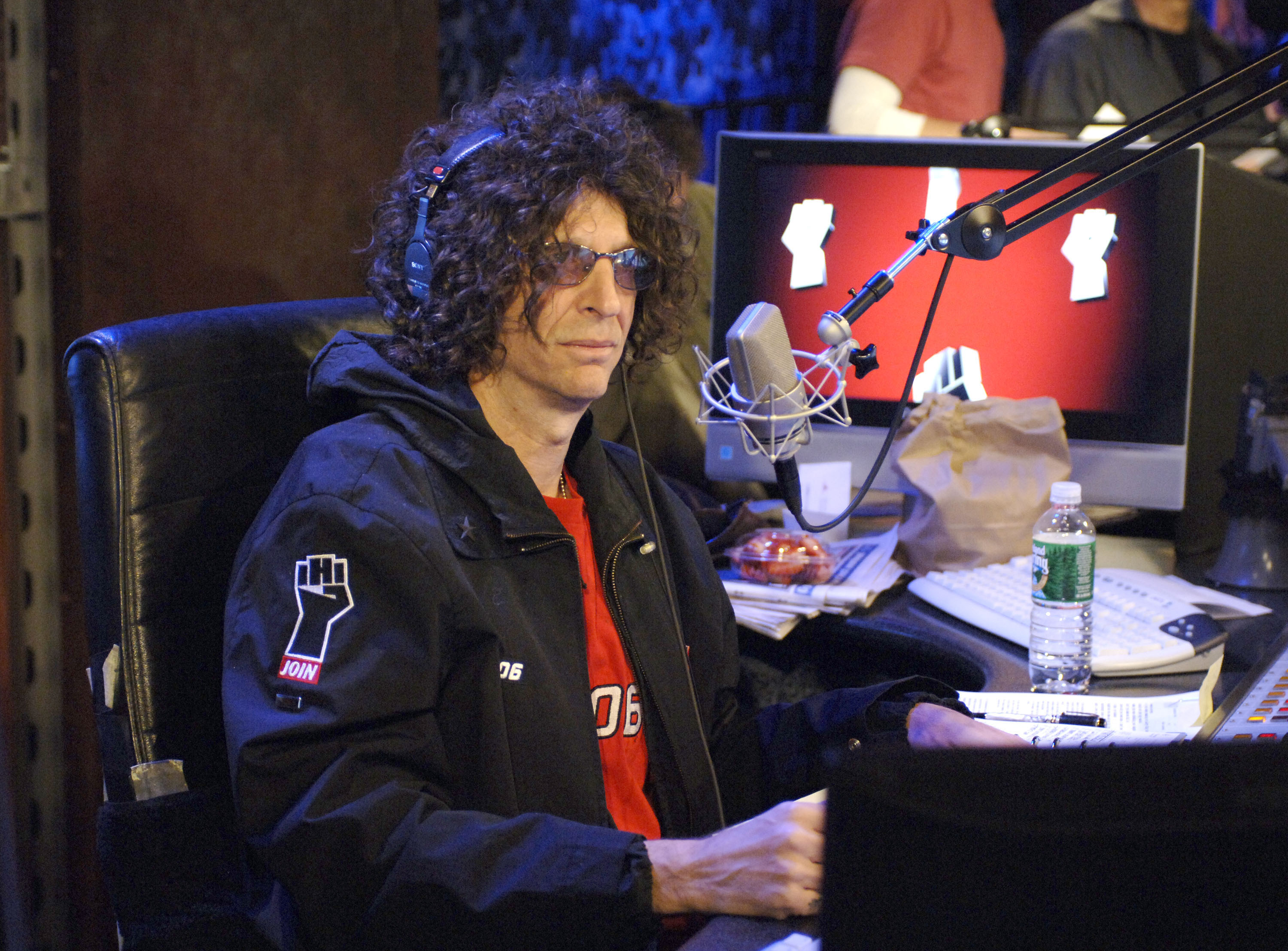 ‘Disgusting’ Howard Stern asks Sofía Vergara to breastfeed him in ...