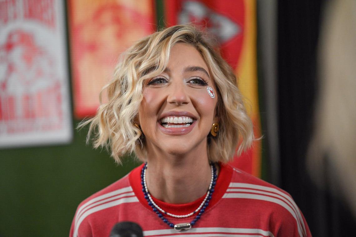 KC's Heidi Gardner reps Chiefs in new TV spot for Buffalo Wild Wings ...
