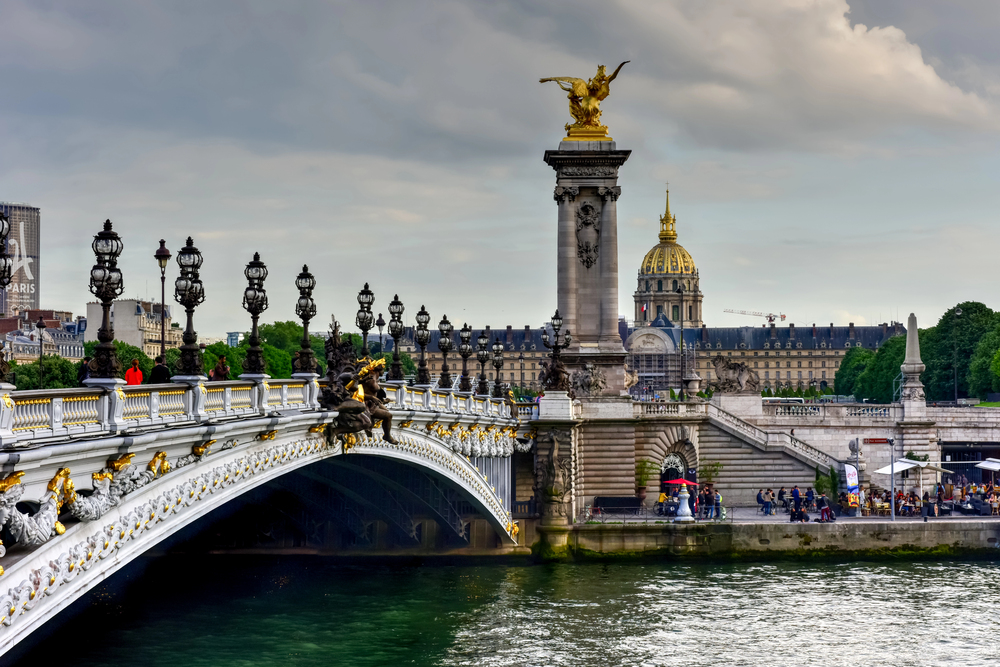 18 famous Paris bridges travelers adore