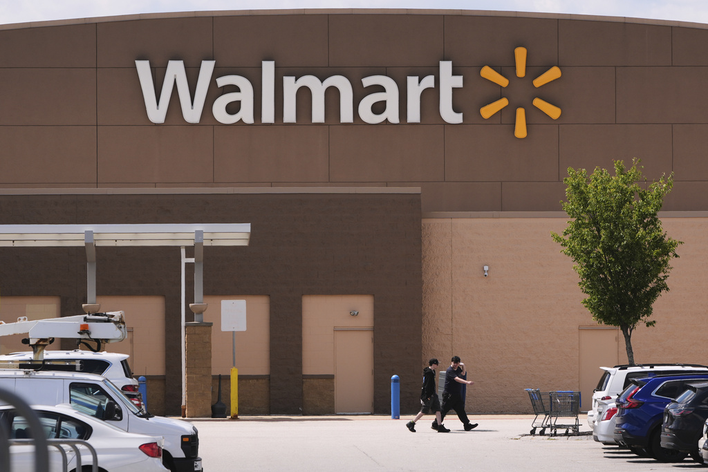 Tariffs aren't keeping Walmart from attracting shoppers and outpacing ...