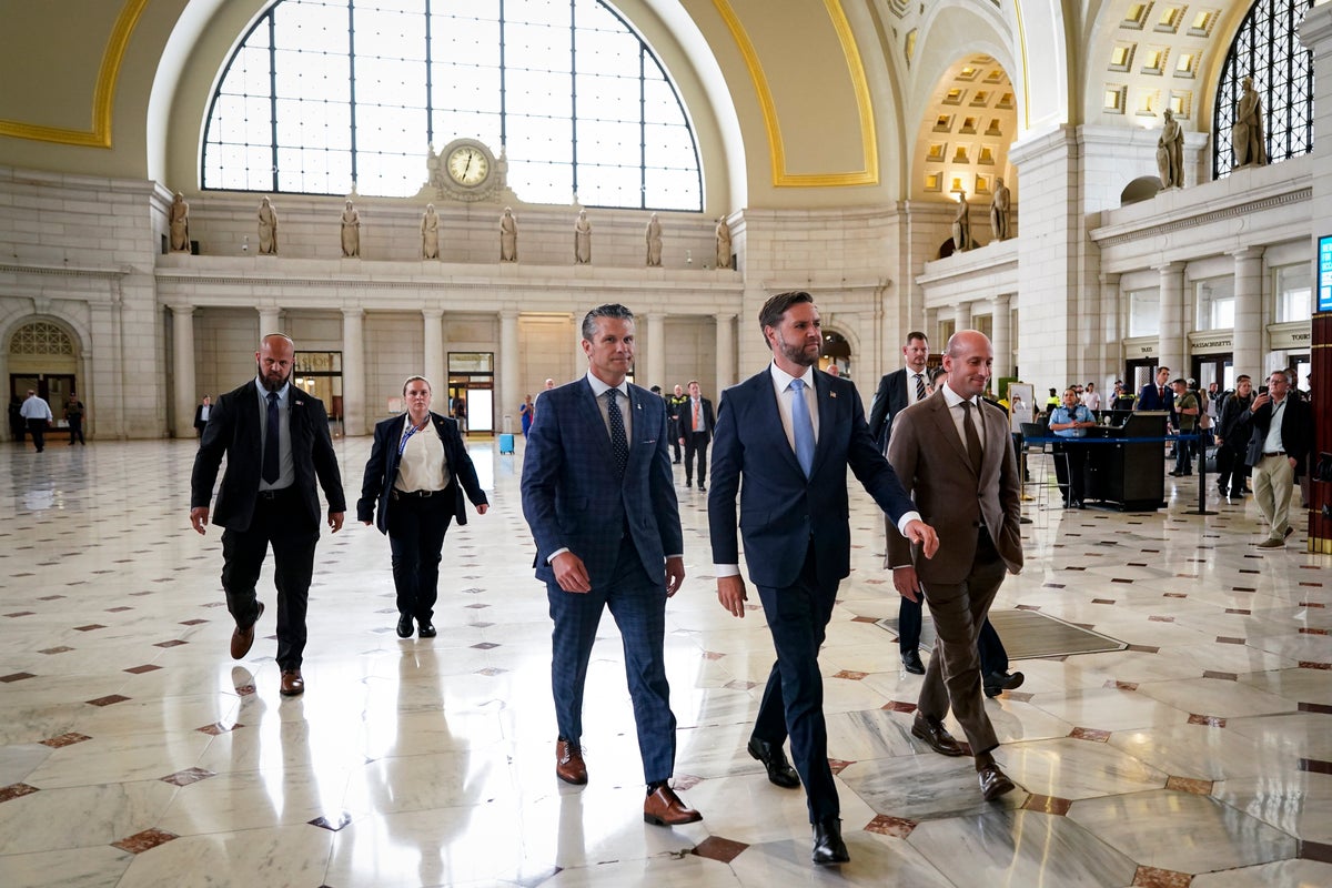 Trump promised to make DC safe. And then a reporter’s wallet was stolen ...