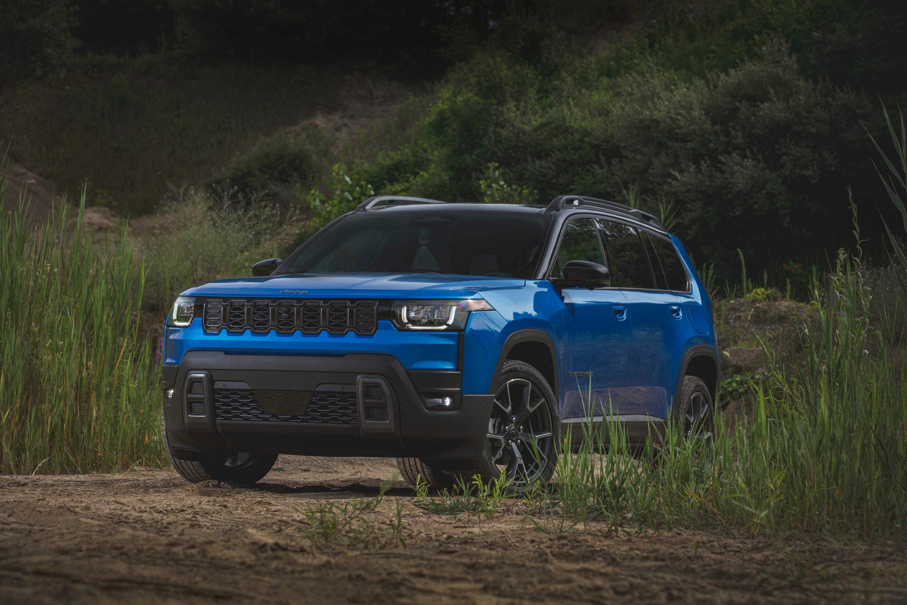 2026 Cherokee arrives with hybrid efficiency, new tech and looks to ...