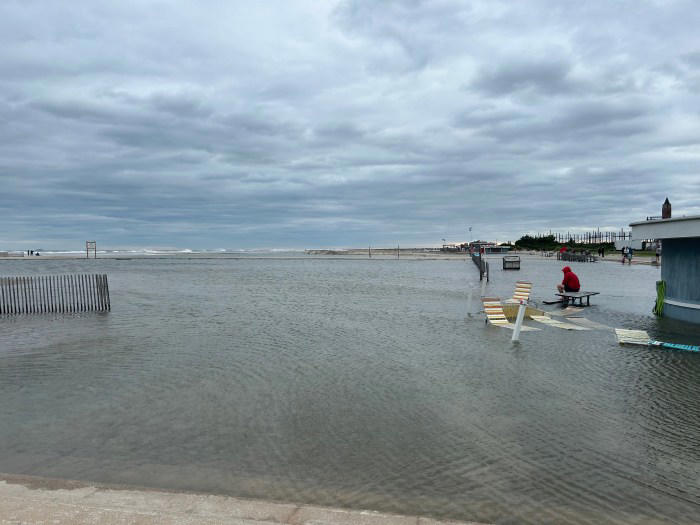 PHOTOS: Jones Beach floods as Hurricane Erin brings 10 foot waves to ...