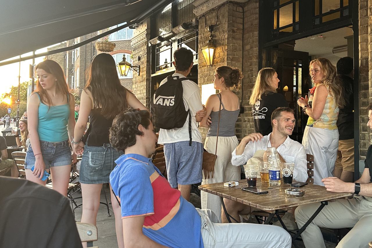 Britain’s Pub Culture Faces a Mortal Threat: The Single-File Queue