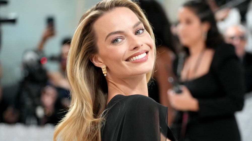 Margot Robbie luce el minivestido negro que marca cintura de avispa