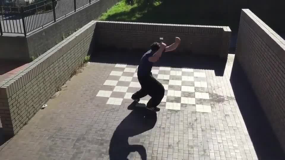 Guy Performs Spectacular Parkour Stunts