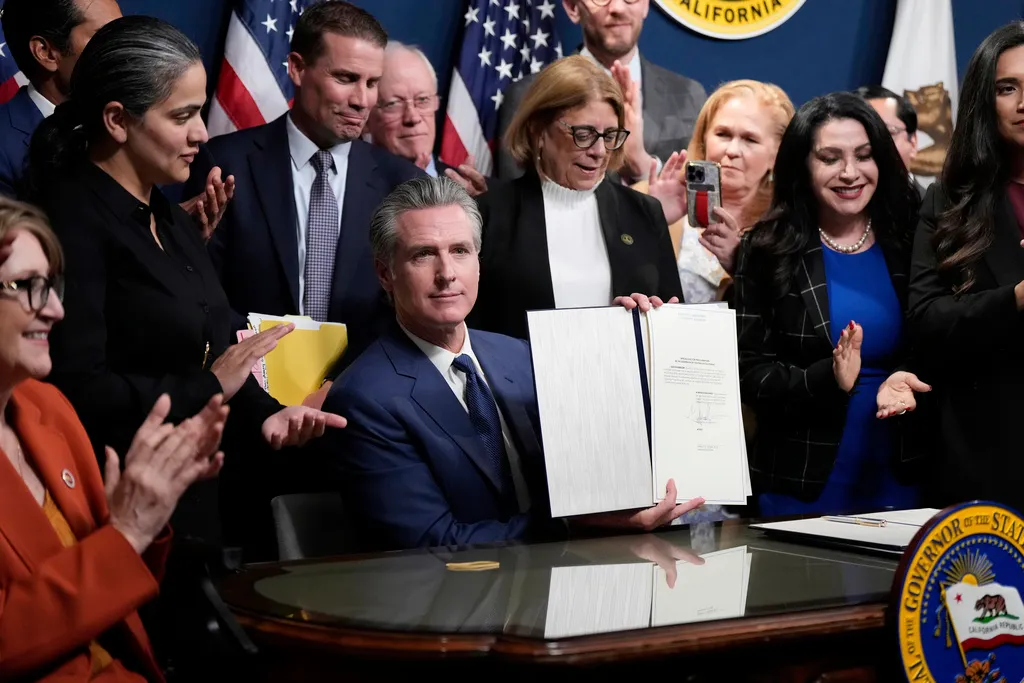 California Democrats make early moves before redistricting vote