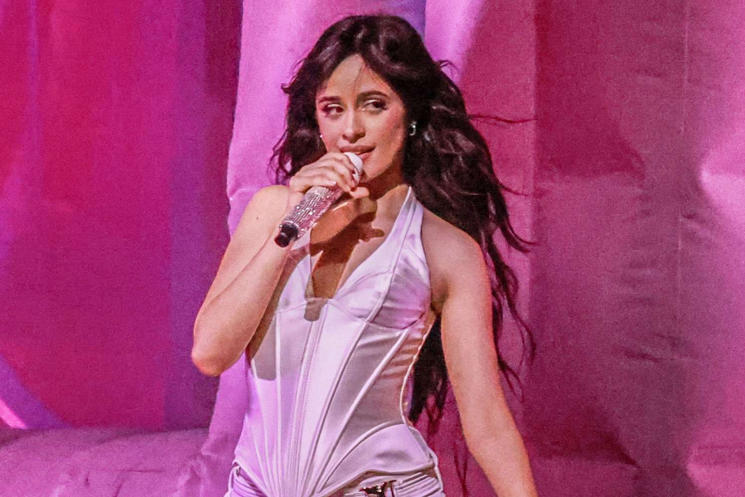 Camila Cabello Goes Into ‘Panic’ Mode After Onstage Wardrobe ...