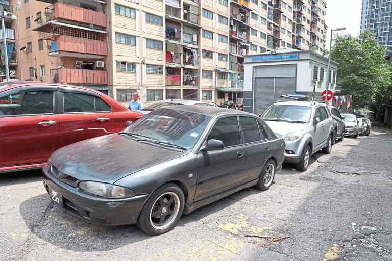 Jln Hang Tuah public housing residents want season parking, car stickers