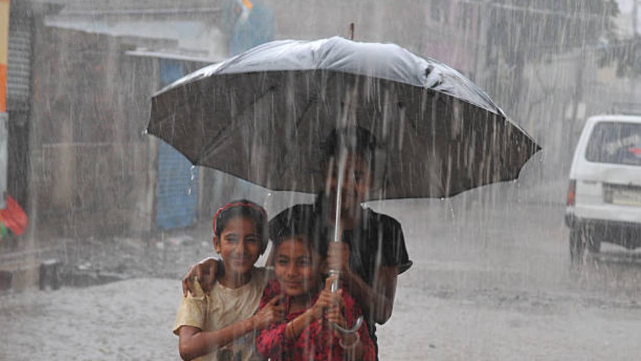 Kolkata Weather LATEST Update: Rain lashes city fiercely; Check forecast