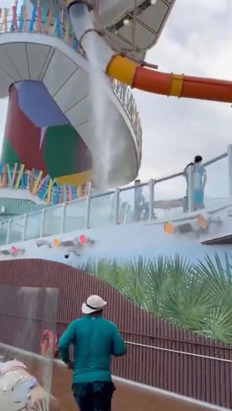 Frightened Royal Caribbean passengers scream as Icon of the Seas’ water ...
