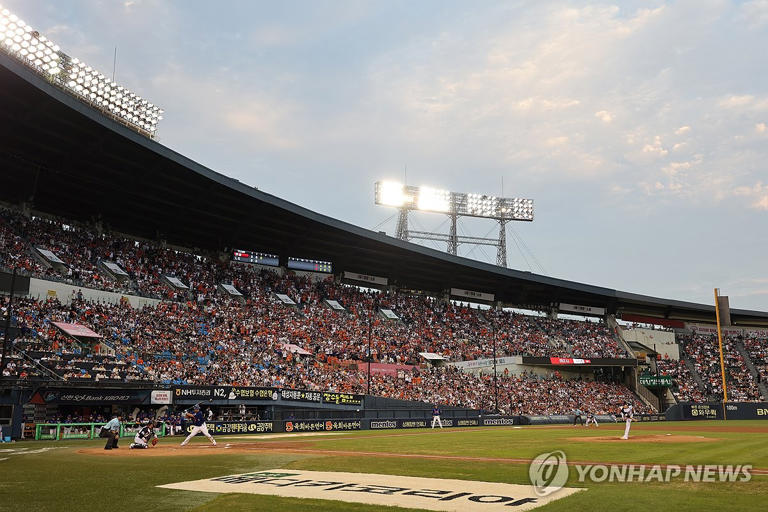 (LEAD) Twins walk off Eagles to stay atop KBO standings